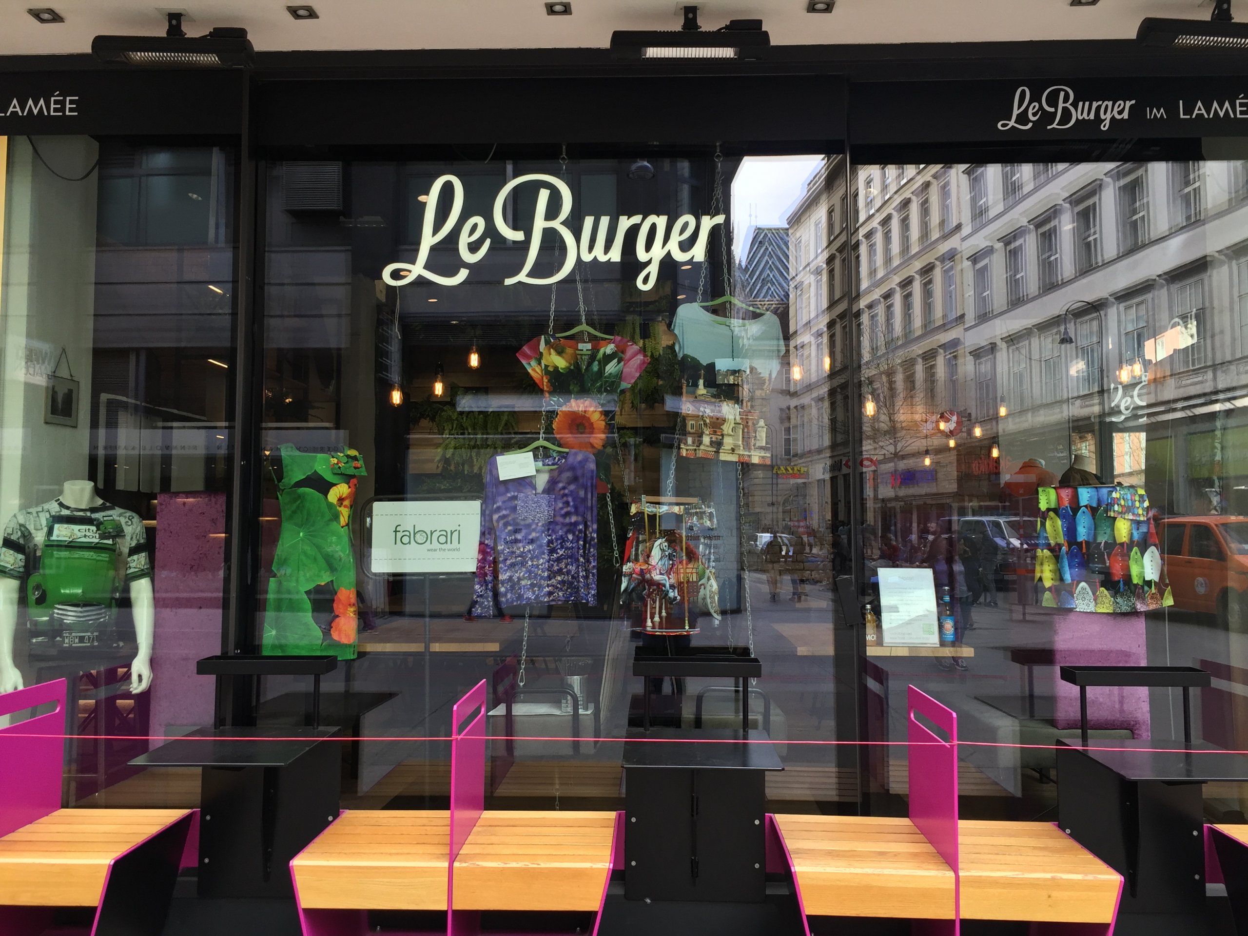 Schnee im April, Mode im Burger-Restaurant - geht nicht, gibt's nicht ...